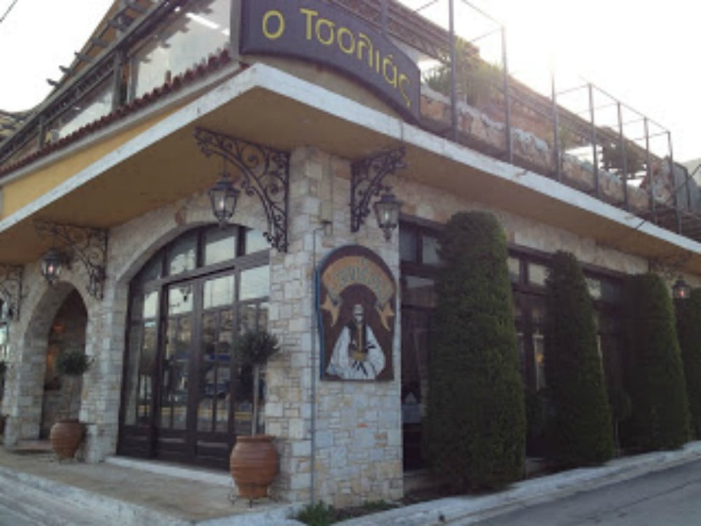 Ο μπαρμπα-Γιάννης ο τσολιάς στα Βλάχικα της Βάρης | Brizoles.gr